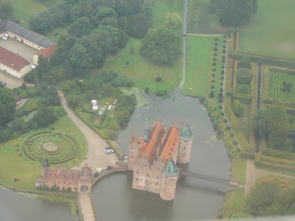 To Helen Back: Egeskov Slot (castle), so good that there is a scale ...