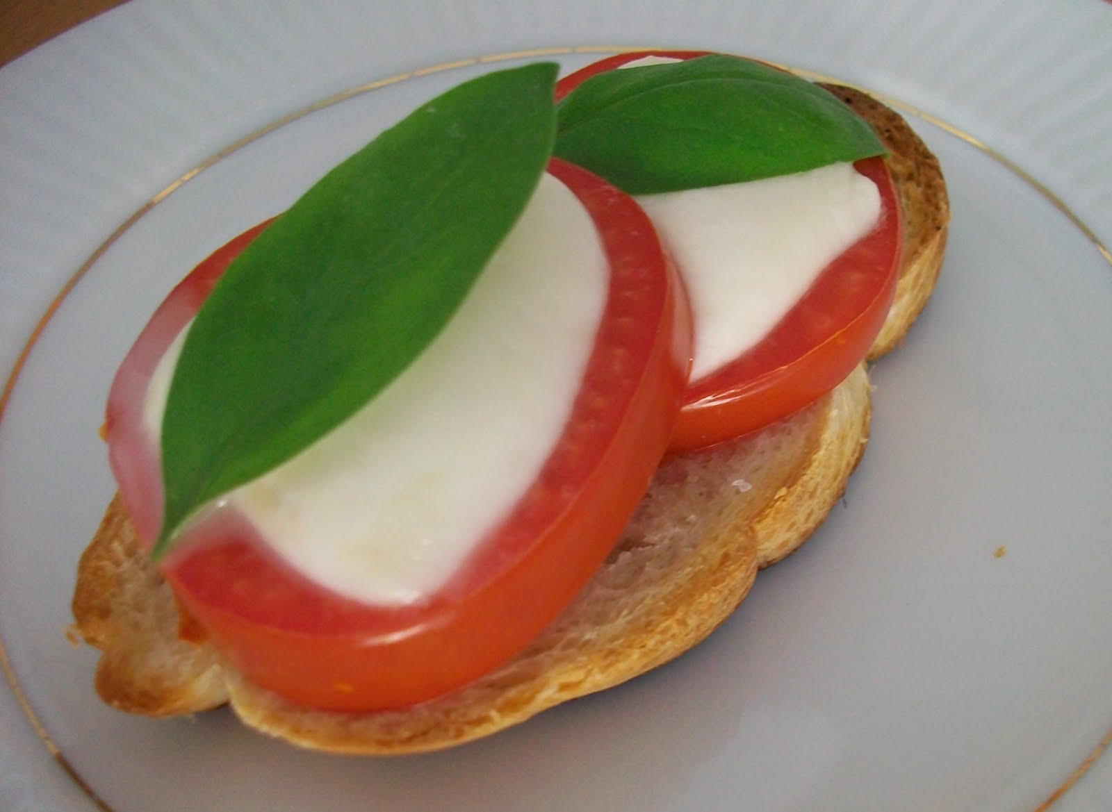 Frosting On Top: caprese salad canapes from ze garden :)