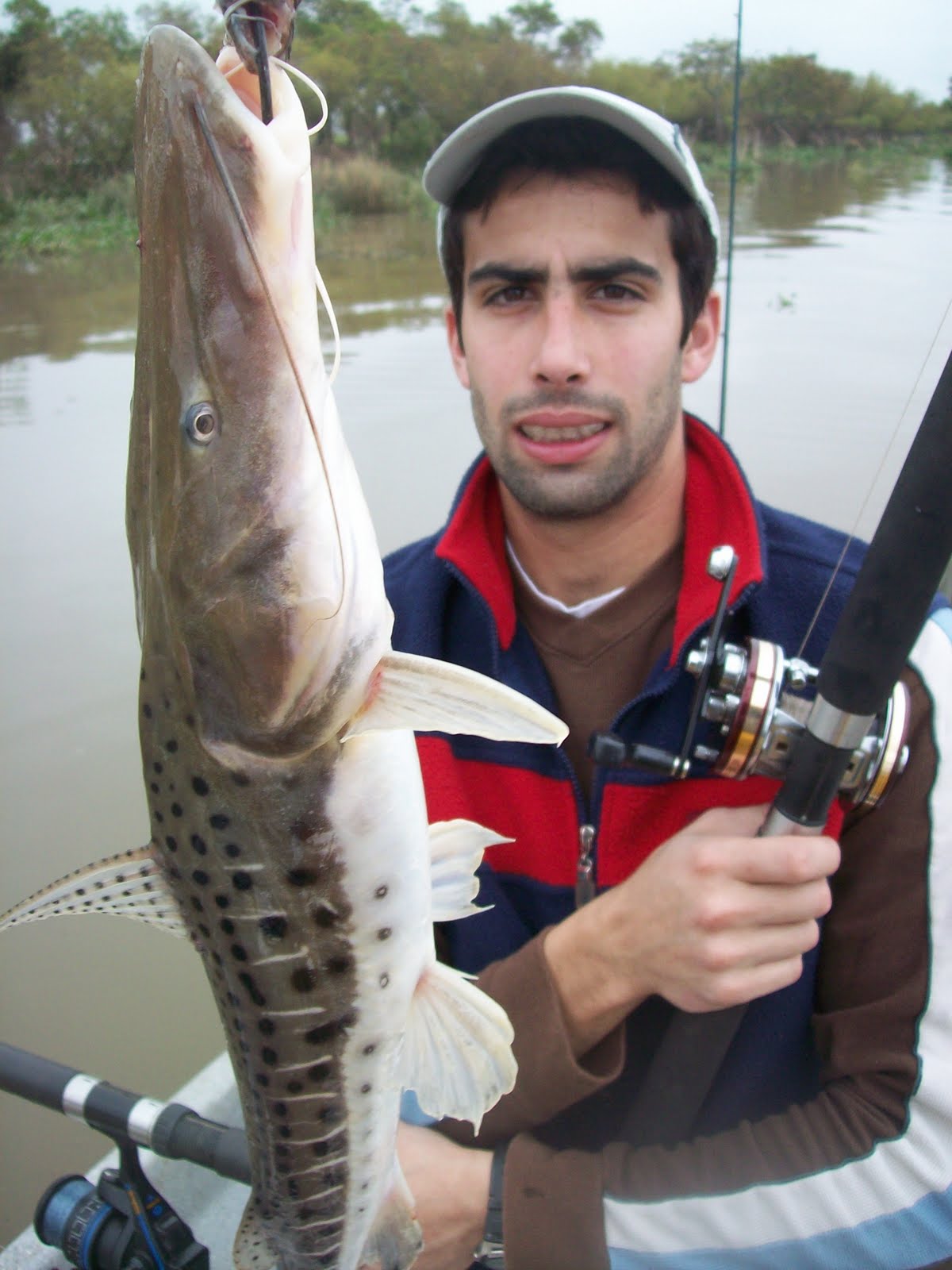 PESCANDO CON HIRAM : Diluvio de surubies en el Mojaculo...