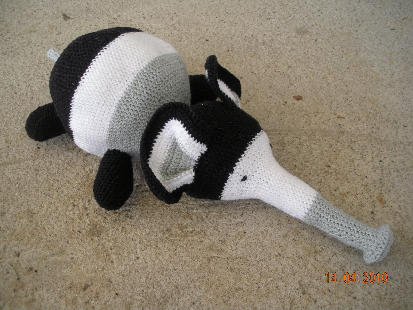 6-barns mamma handarbetar: Virkad elefant