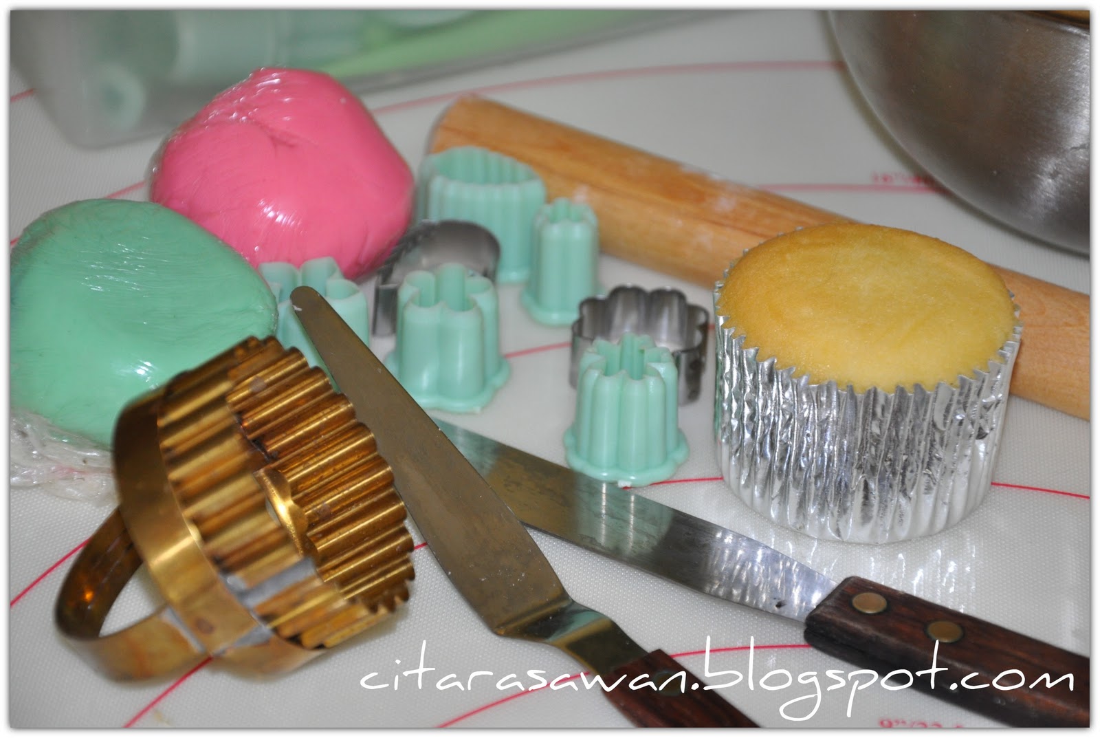 Hiasan Fondant Cupcake (Si Pasu Comel) / Fondant Cupcake Decorating ...