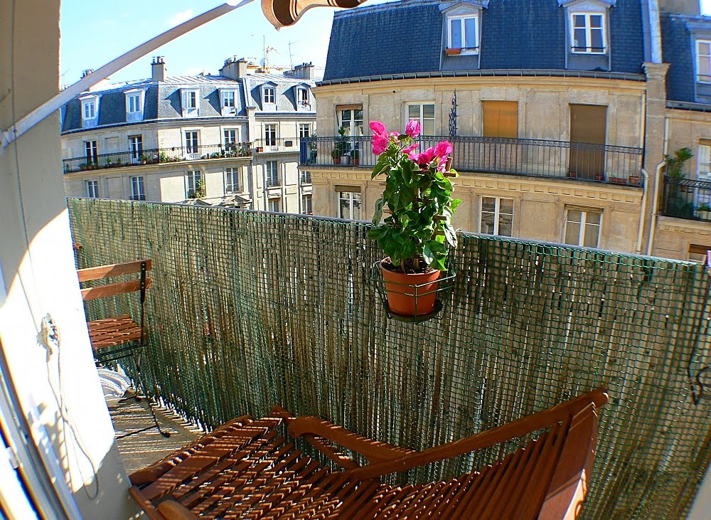 Rue Simart apartment with balcony