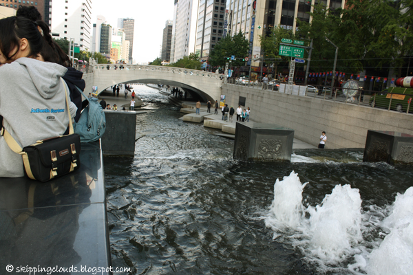 Skipping Clouds: Visiting Cheonggyecheon Stream in Seoul 청계천 (淸溪川)