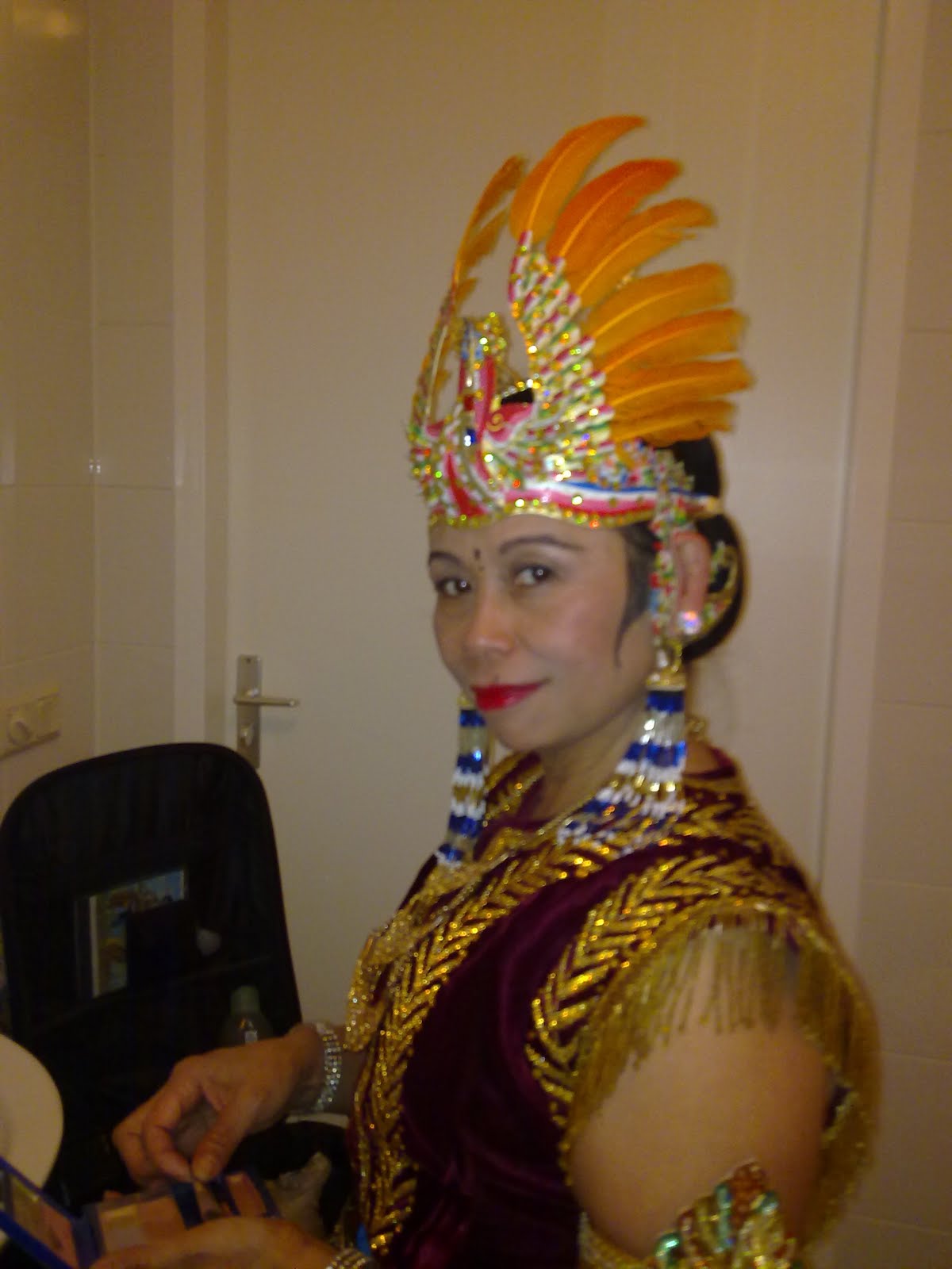 Javaanse danseres: javaanse dans op huiskamer verjaardag