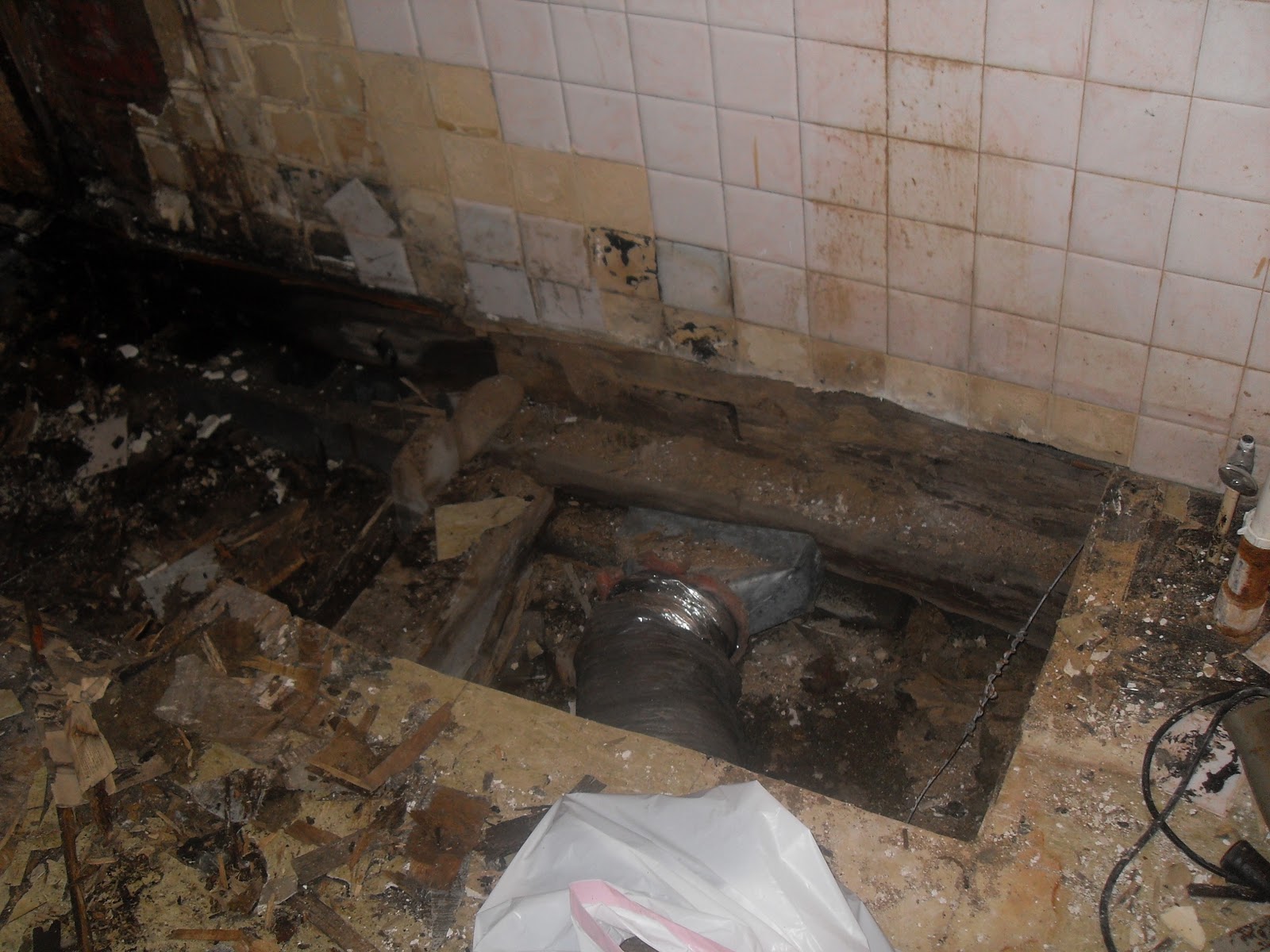 CONFESSIONS OF A CRAFTY QUEEN*~*..: ..OUR BATHROOM DISASTER BEFORE AND ...