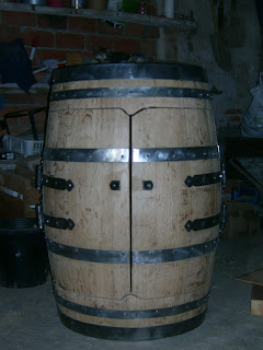 toneles: Bodegueros con toneles enteros