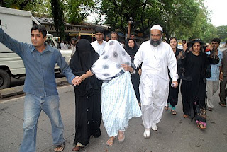 SUNDAY GENTLEMAN: Mumbai Case Not Closed: Muslims