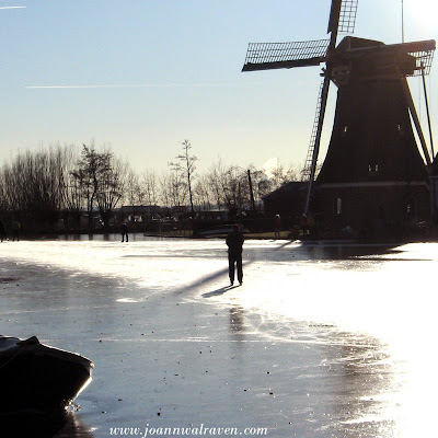 world of photos: Holland : Frozen water & windmill....