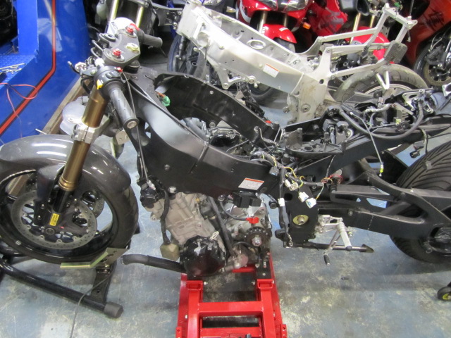 Engine swaps: Fitting gsxr 1000 -05 engine to gsxr 600 -98 srad frame
