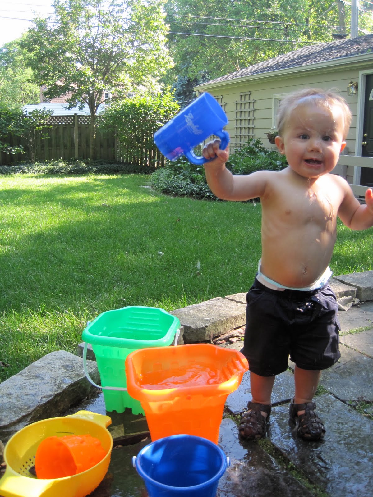 Babies In The Wilde: Hot Weather Activity: Buckets of Water!