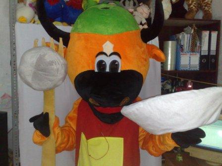 RAJA BONEKA: Maskot binatang sapi