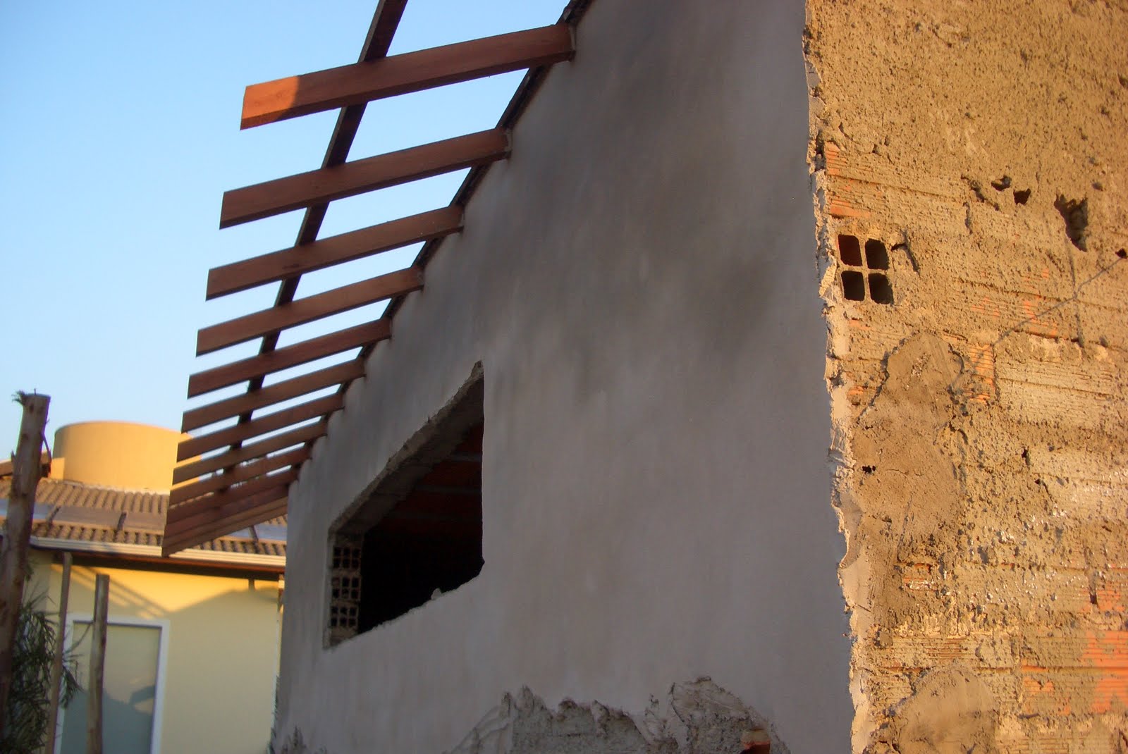 Casa em Construção: Início do reboco