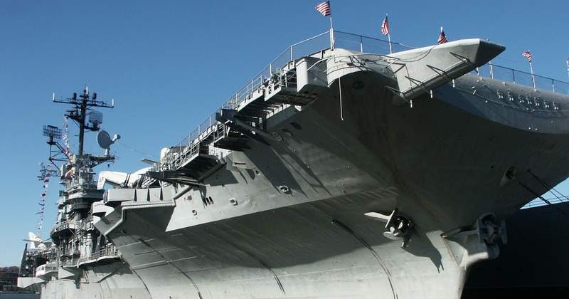 "OUVIR ESTRELAS ...": Aircraft Carrier USS Intrepid