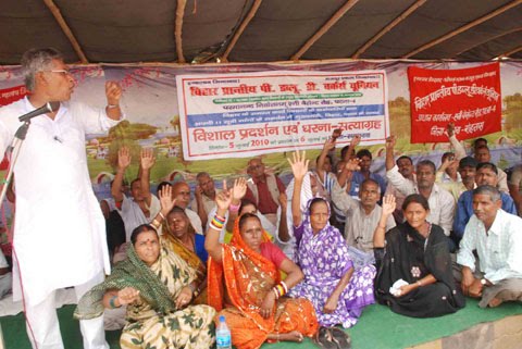 View Patna: Bihar PWD workers stage dharna