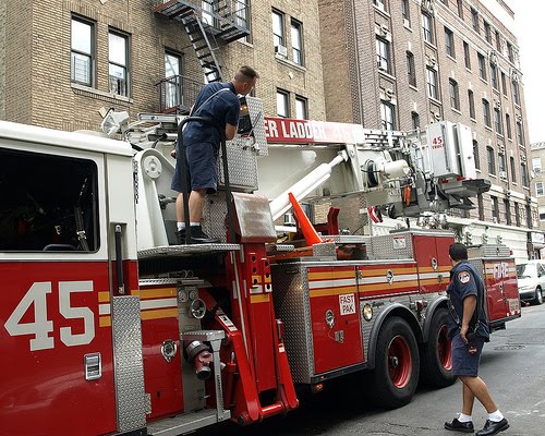 THE BIG HOUSE: FDNY E-93 responding