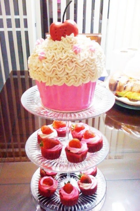 Crazy 4 Sweets: Giant Cupcake!