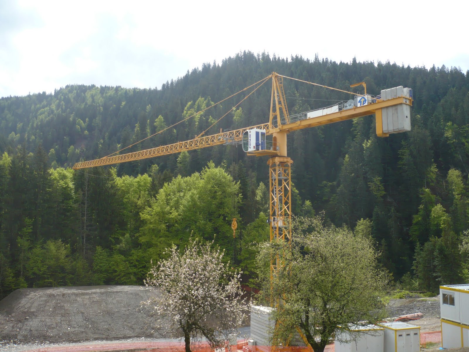 .: Une grue dans le paysage!