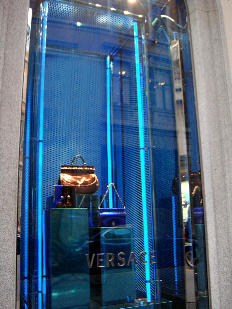 Lèche-vitrines: Vitrinas Versace em Milão