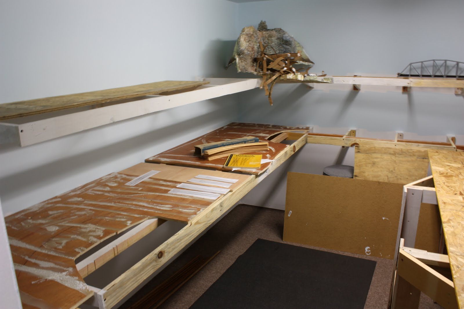 Dean's Model Railroad: Benchwork and Backdrop