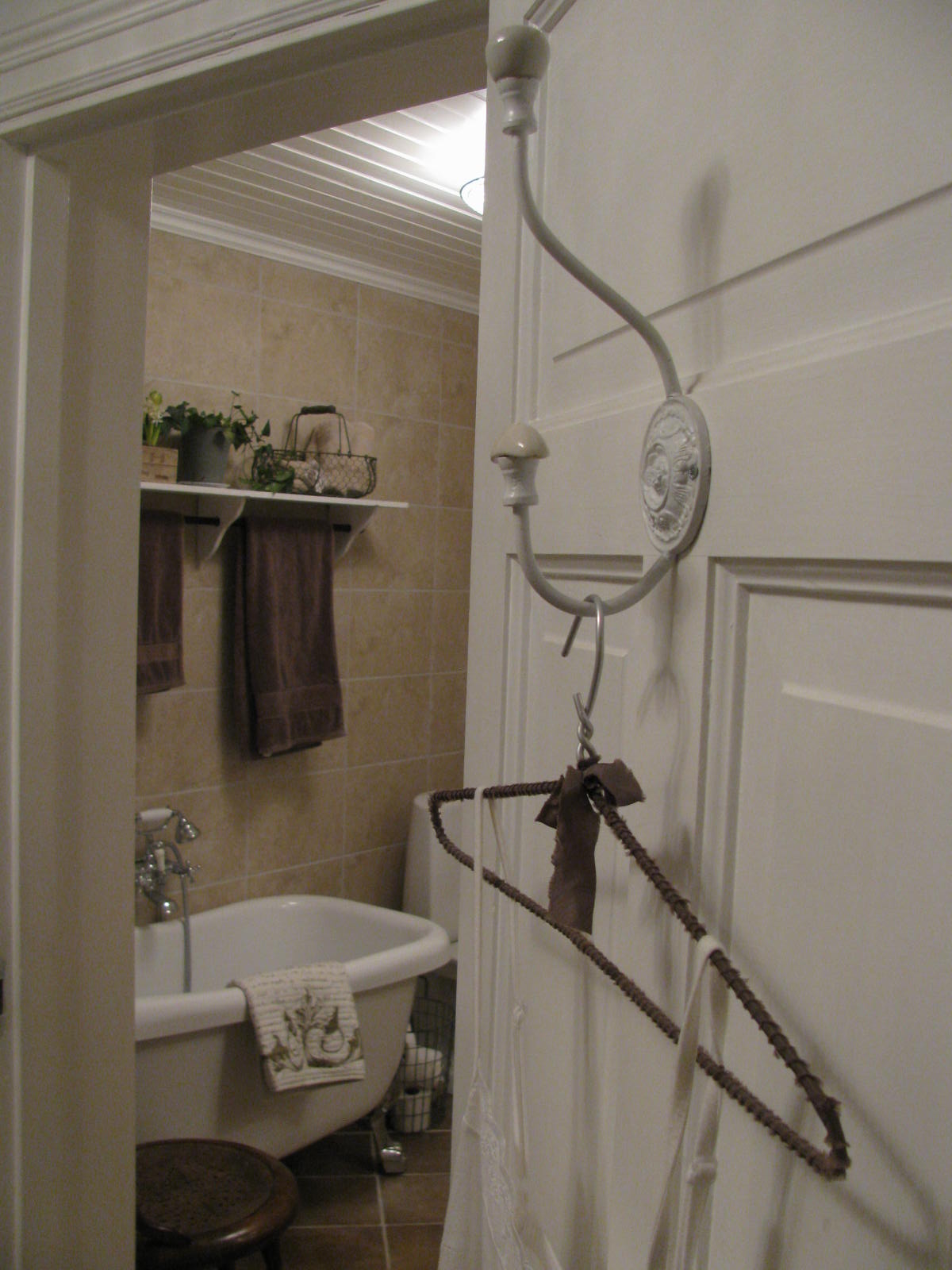 Fossestua: Badekar med løveføtter og nostalgiskt baderomsarmatur.