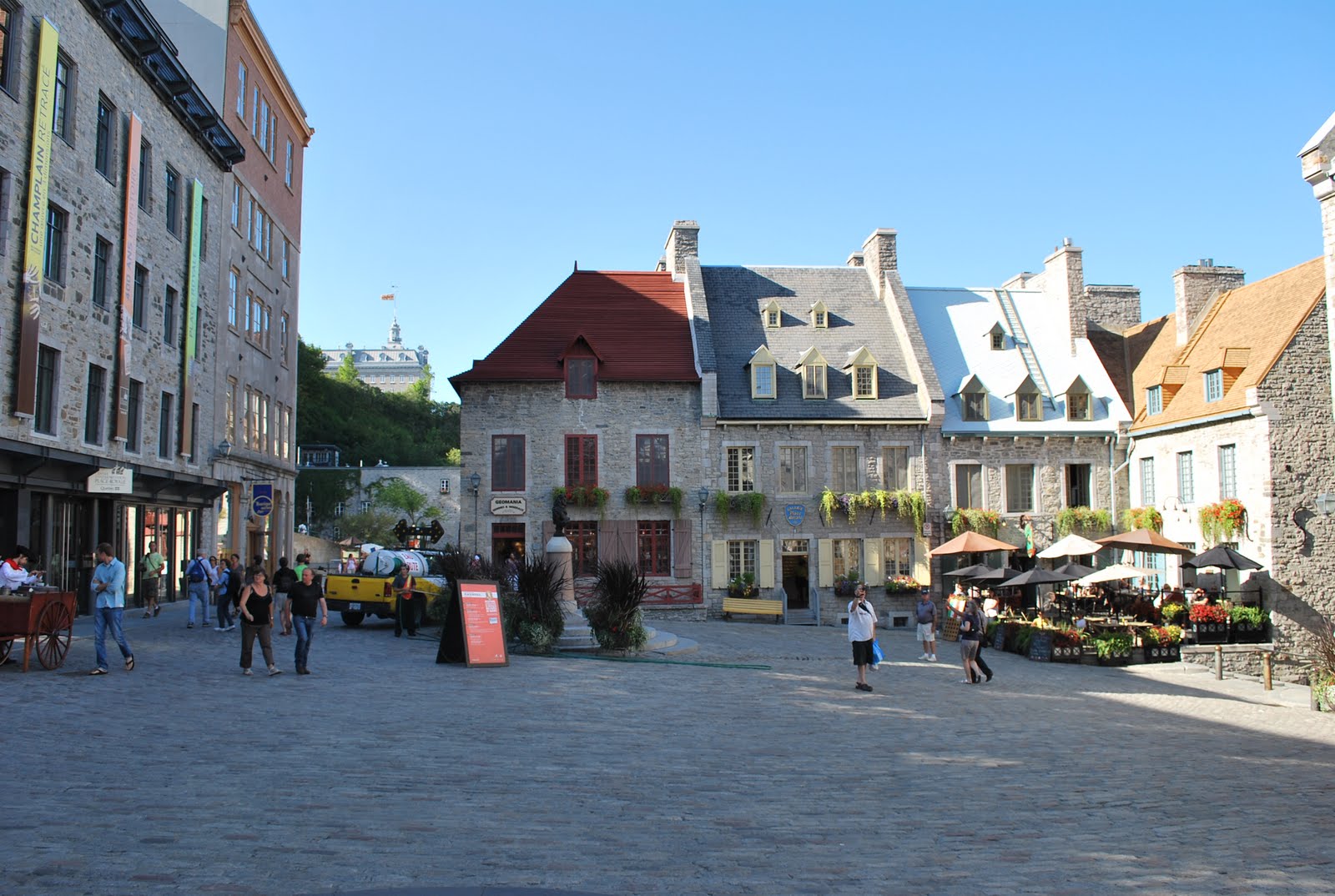 Tout donner et tout prendre: une année au Québec: Dans son quartier du ...