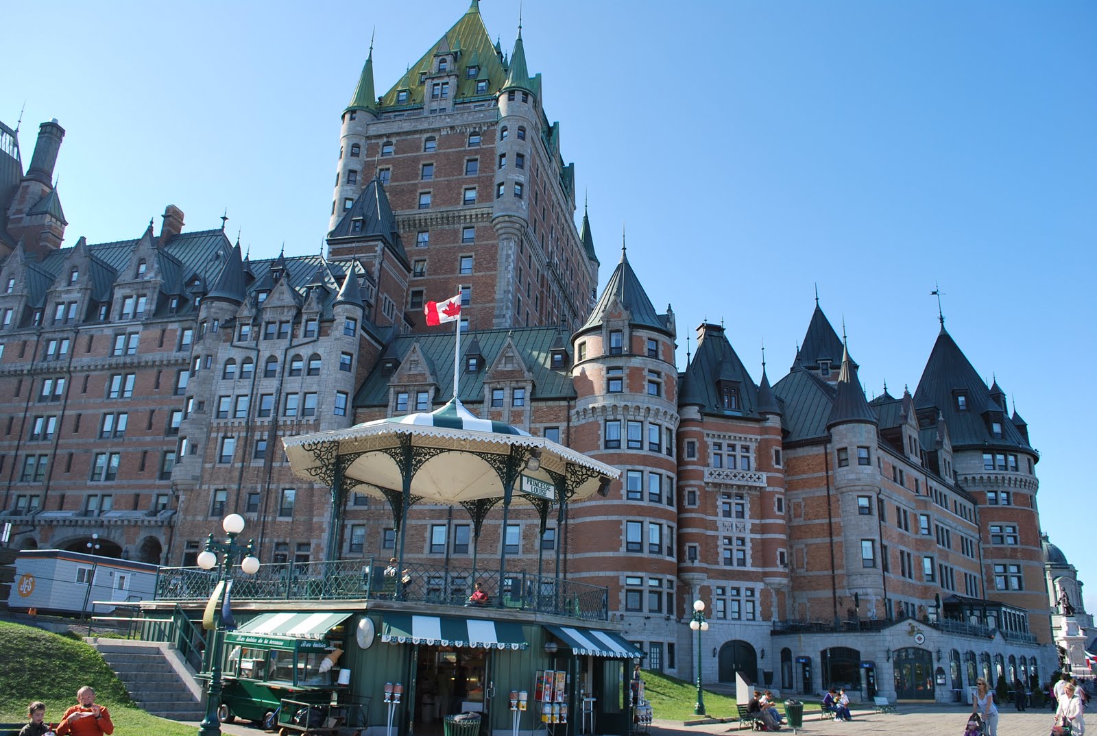 Tout donner et tout prendre: une année au Québec: Dans son quartier du ...