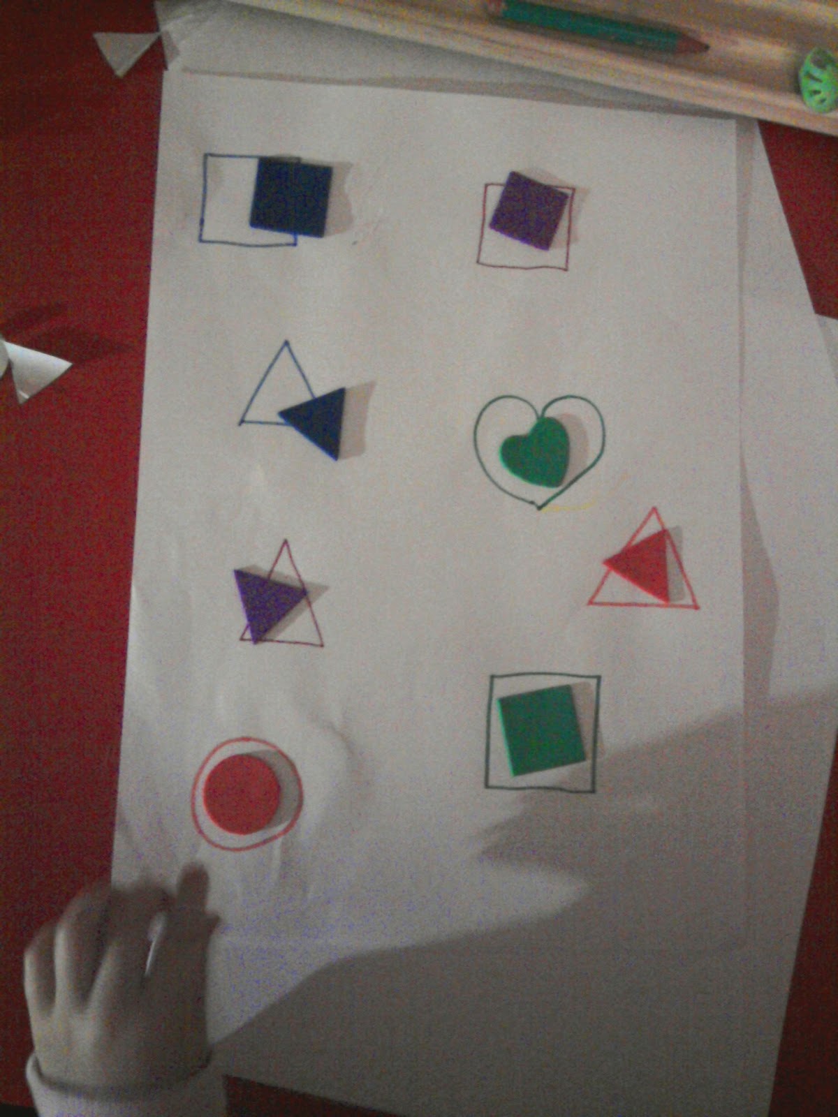 Ma maîtresse c'est Ummî!: Collage gommettes, taille/couleur/forme.