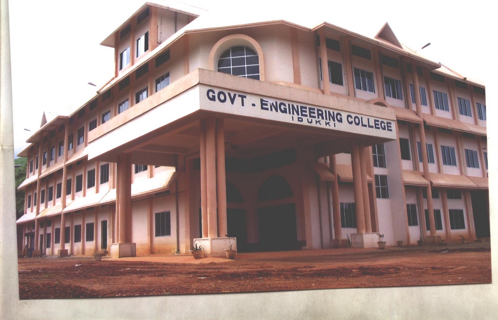 GEC-IDUKKI: contacts