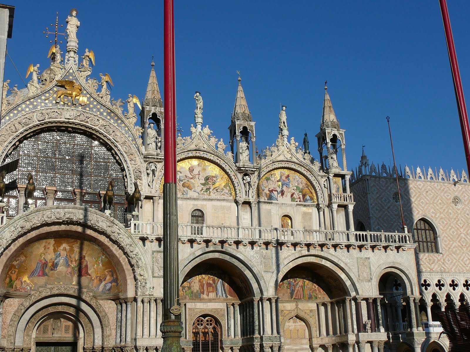A bord de THIRA: LA BASILIQUE SAINT MARC