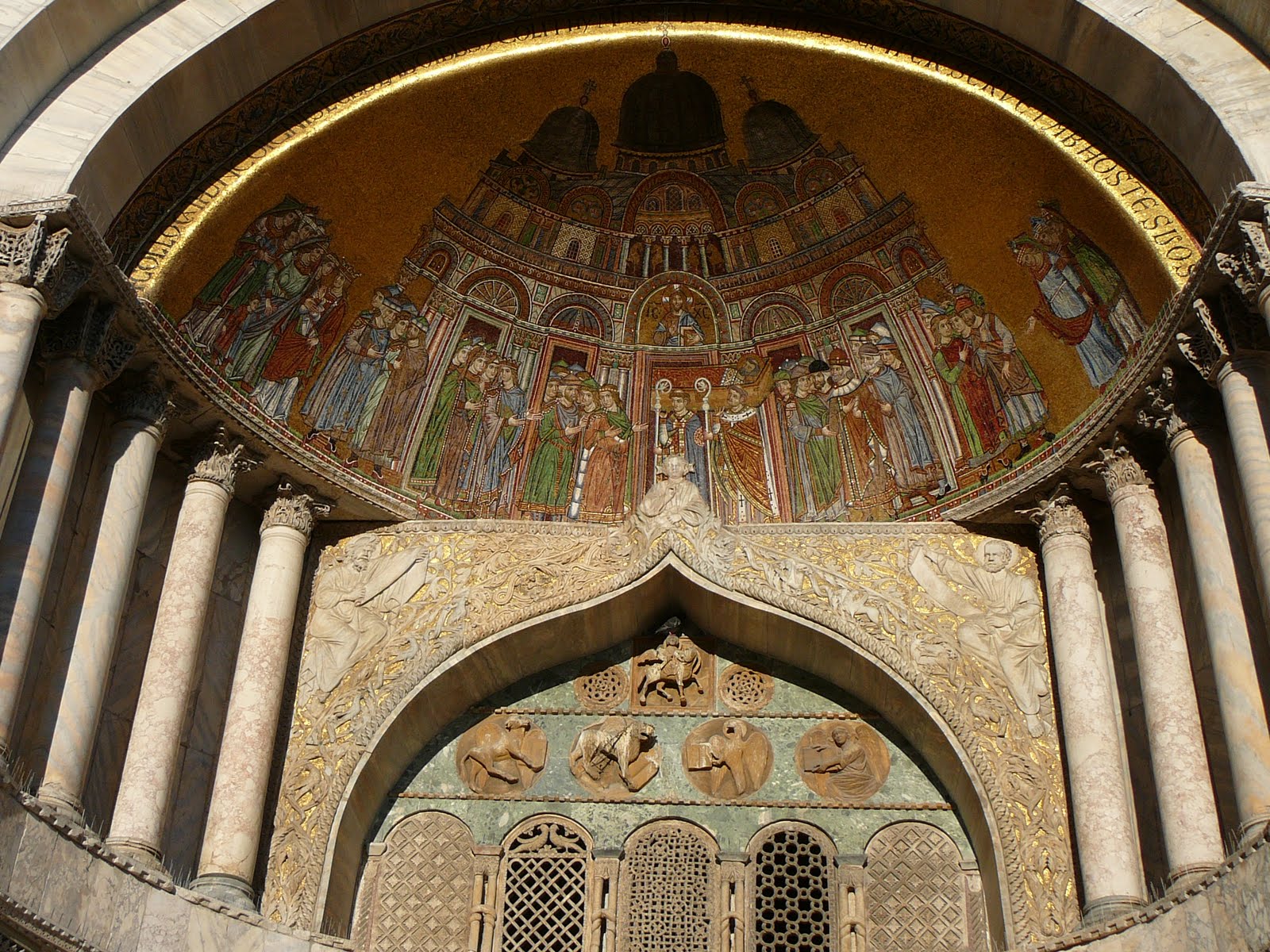 A bord de THIRA: LA BASILIQUE SAINT MARC