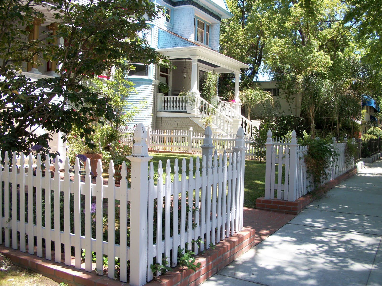 Architecture Trek: White Picket Fences: The Timeless Allure of Home