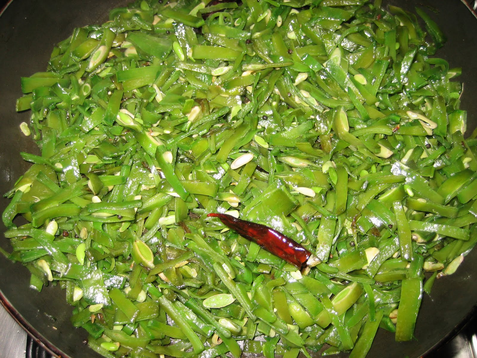 LAKSHMI'S INDIAN CURRY: AVARAKKAI PORIYAL (BROAD BEANS FRY )