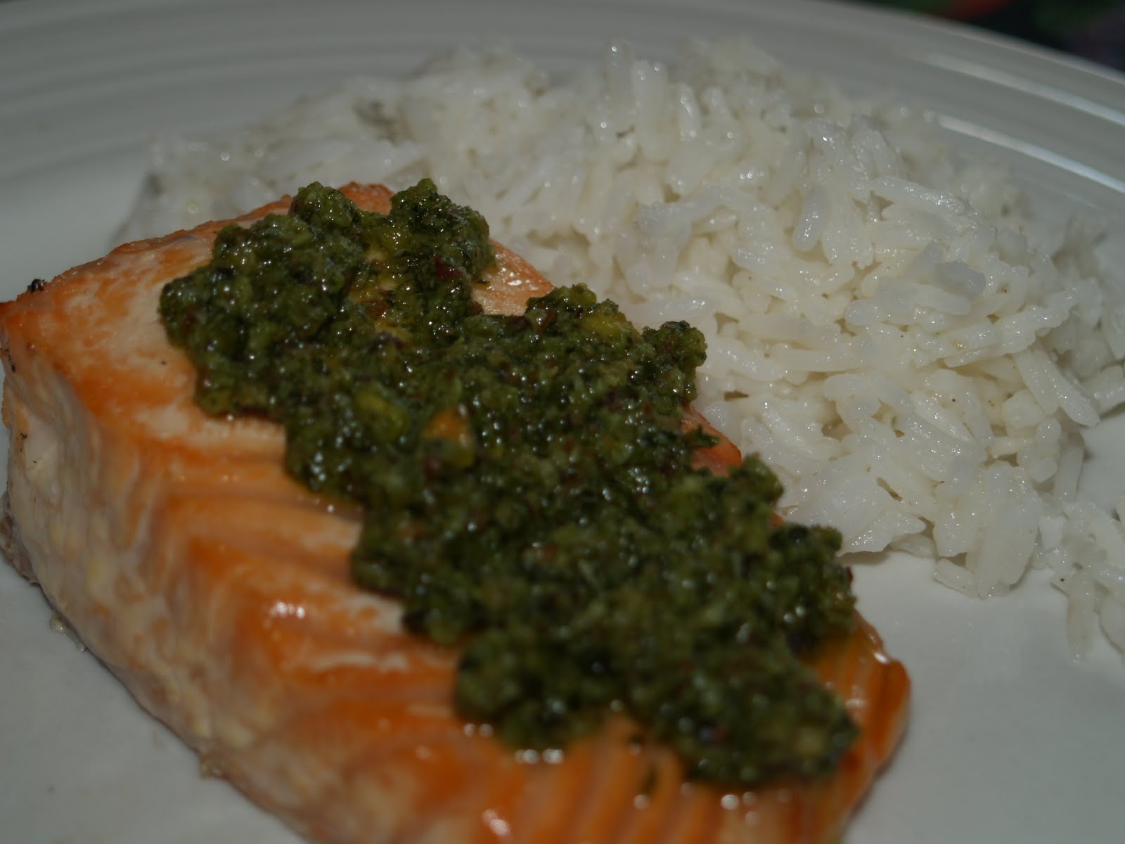 La cuisine de Gumbi: Saumon au pesto de pistaches sur planche de cèdre