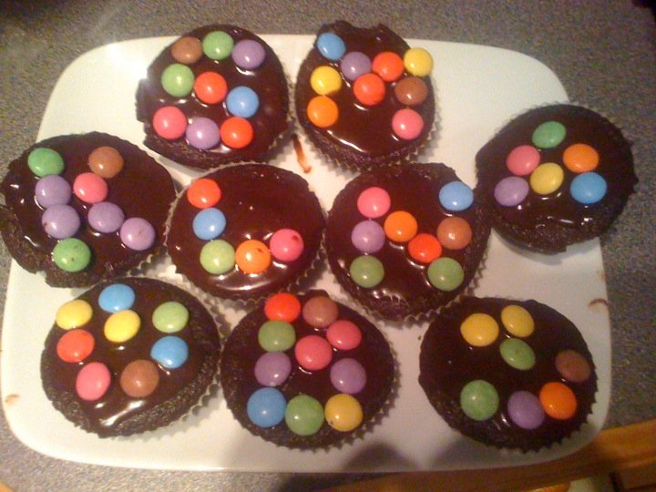 The Sister's Guide To Being Cakefaced: Chocolate Smarties Cupcakes