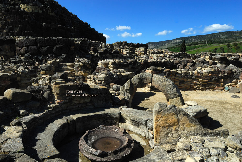 PEQUEÑO GRAN MUNDO DE LOS VIAJES: GUÍA DE CERDEÑA, SU NURAXI DI BARUMINI