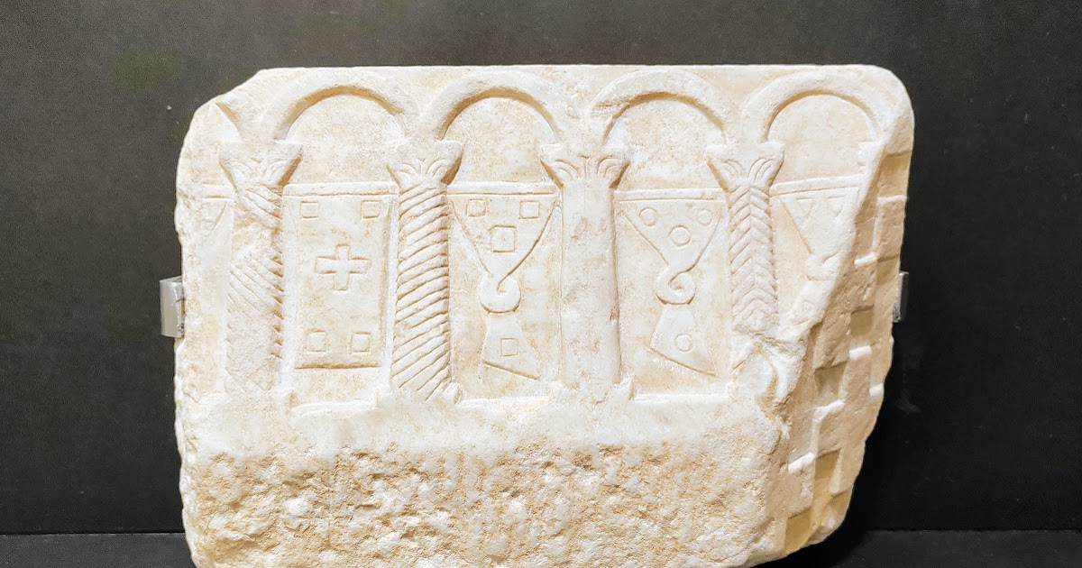 V-ESPAÑA-CÓRDOBA: Cimacio con relieve de arcada de un palacio