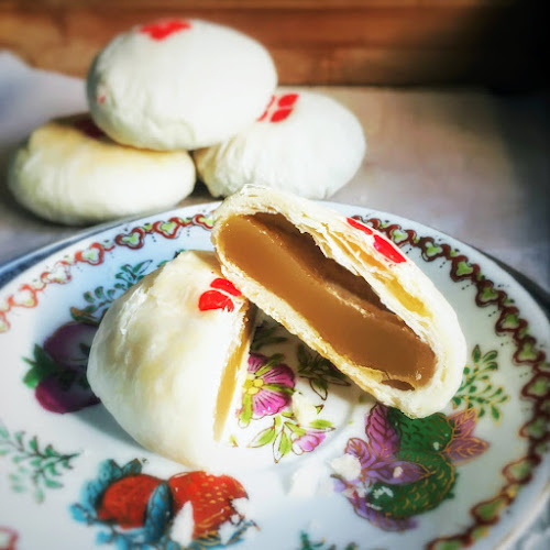 Chinese Flaky Pastry with Lotus Seed Paste 白蓮蓉酥餅 | Chinese Recipes at ...